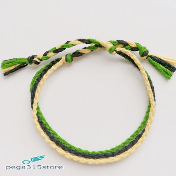 ３連のアンクレットです♪長さ：約３５ｃｍ素材：刺繍糸色：黒・緑・黄色※お使いの液晶によってお色味が若干異なる事がございます。ご心配な方はコメント下さい。３連部分は別々に編んでいて根元の三つ編み部分で複合になっています♪丁寧、迅速に出荷いたし...