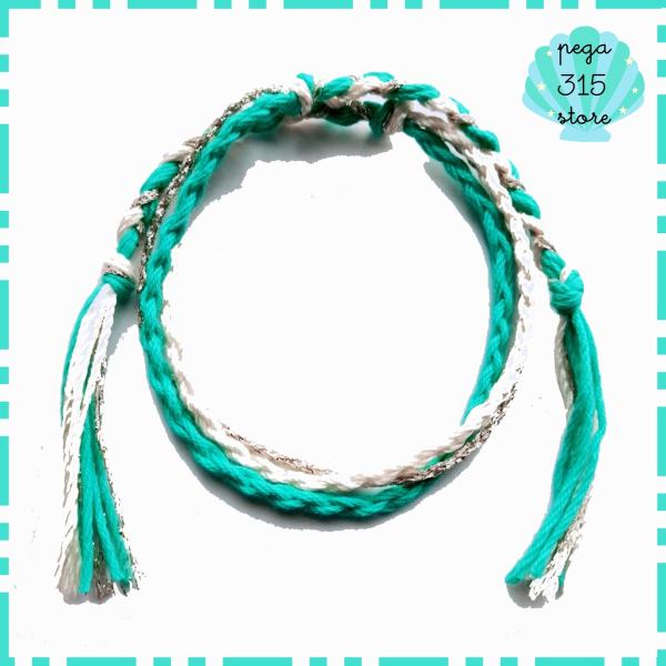 ティファニーブルーの綺麗なミサンガです♪メンズ・レディースどちらでもお使い頂けます。長さ：約３５ｃｍ素材：刺繍糸色：ターコイズグリーン・オフホワイト・シャンパンラメ※お使いの液晶によってお色味が若干異なる事がございます。ご心配な方はコメント...