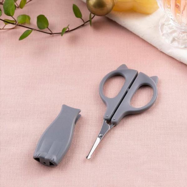 ※ご注意<br>こちらはポスト投函の定形外普通郵便で送料無料となります。老舗刃物メーカーならではの切れ味の良さが特長の、鼻毛をカットしやすいセーフティハサミ。本体にキャップをセットすると、まるでねこがちょこんとお座りをしているか...