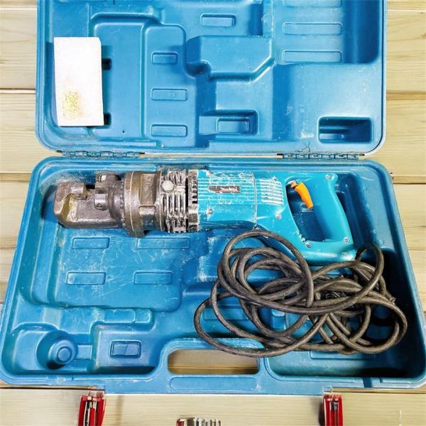 マキタ製 電動鉄筋カッター SC161 の出品です。現場作業で使用されていた 中古品 となります。■ 商品情報・メーカー：Makita（マキタ）・品名：鉄筋カッター・型番：SC161・電源：AC100V・付属品：　・本体　・純正ハードケース...