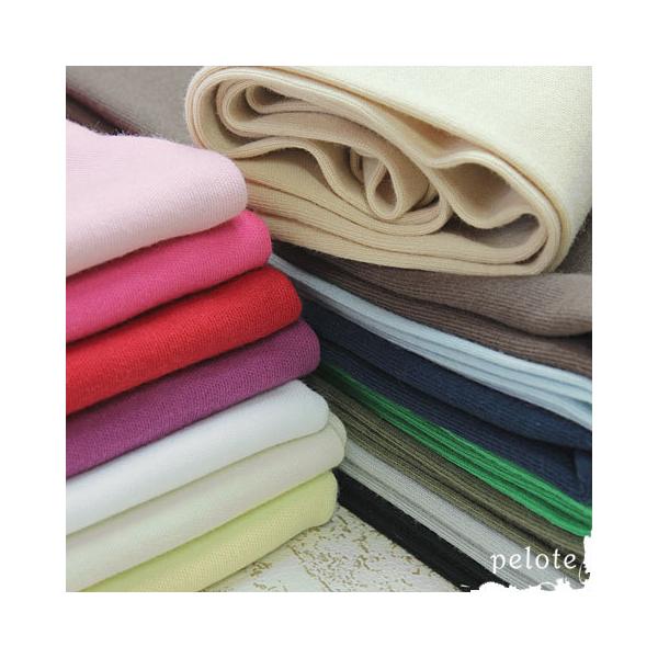 柔らかくて、とても肌ざわりのいいコットン100％のスムースニット生地です。ベーシックな無地で使い道の広いファブリック。生地は約45cm幅の輪編みになっており、片側の輪をカットすると約90cｍ幅となります。薄すぎず厚すぎず、普通のTシャツくら...