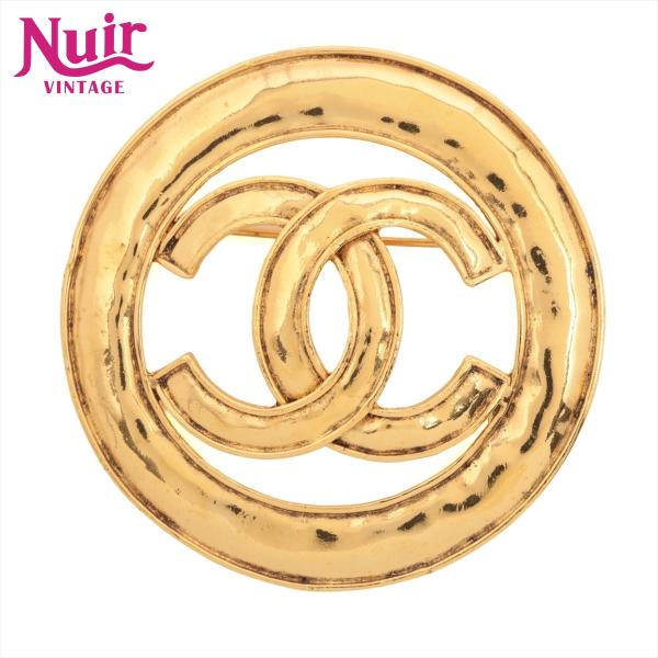 [ブランド] CHANEL/シャネル[色] ゴールド [サイズ] 約61mm x 61mm [ランク] A[付属品] なし[商品の状態] キズ、くすみ、汚れ、変色ございます。商品本体は非常に綺麗な状態です。使用感もあまり見られず、中古品とし...
