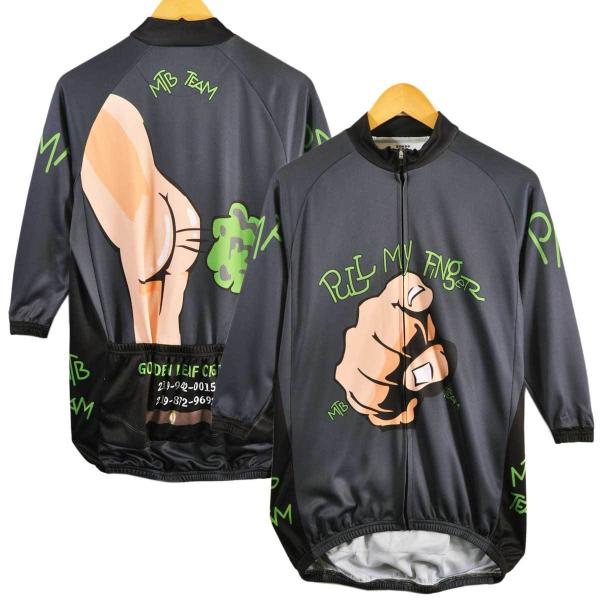 おバカな1枚！USA古着「PRO MFG・PROTHINGS」製7分丈サイクリングシャツです！こちらはMTBチームの1枚となり、グレーベースにポップなデザインが入っています！フロントには「私の指を引っ張ってくれ」とあり、バックにはおならをし...