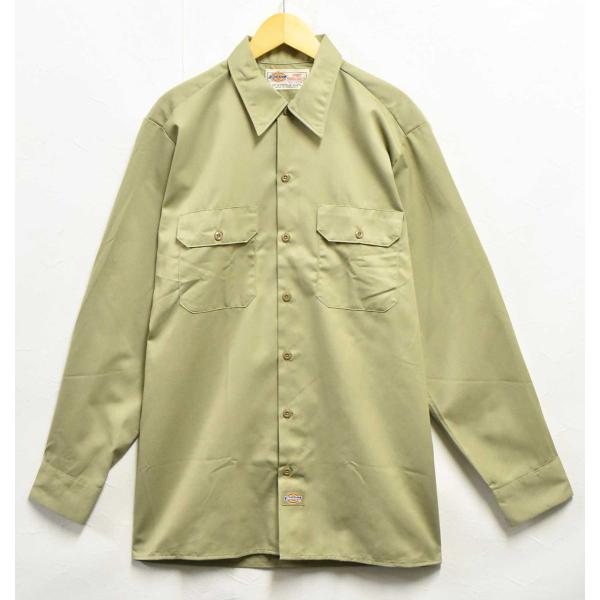 「Dickies」の長袖ワークシャツです！少しグリーンがかった絶妙カラーなどがとても良い雰囲気ですのでコーディネートの即戦力として大活躍してくれます！本当にお勧めです！