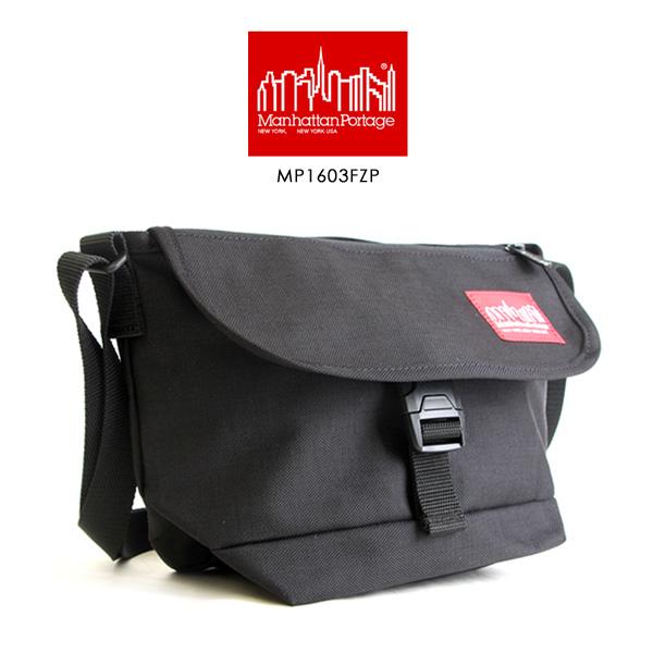 【発売日：2024年12月27日】Manhattan Portageを代表するメッセンジャーバッグを、昨今のニーズに合わせてモディファイ。ジッパーポケットの付加と、バックル仕様の開閉へとアップデートを果たしたモデル。 ●間口の広い開閉口●開...