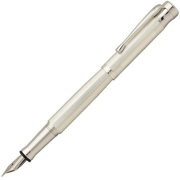 ≪スマホでご覧になられている方は「もっと見る」を押してください。≫クラフトマンの確かな技が刻み込まれたペン。スターリングシルバーのボディに精巧な彫金が施された気品漂うペン。エレガントな雰囲気が持つ人のセンスを物語ります。ギフトにぴったりなシ...