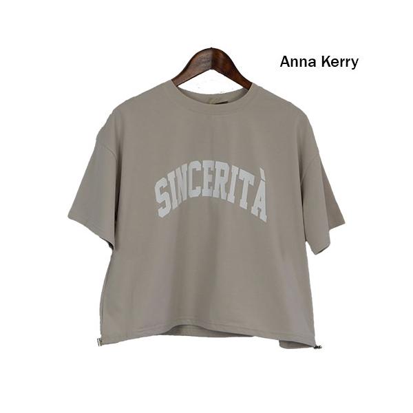 ショート丈のロゴプリントTシャツ。身幅に程よくゆとりはありつつ着丈が短いのでオーバーサイズが苦手な方にもおすすめです。ラフに着用するだけでこなれ感のあるスタイリングに仕上がります。ウエストは絞ってシルエットの調節が可能です。綿90％　ポリウ...