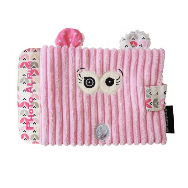 「デグリン(Deglin)＝ちょっと変わった」という意味の、フランス生まれのブランド“デグリンゴス”のフォトアルバムです。お茶目で愛嬌のある顔と鮮やかな色使いが不思議な魅力を醸し出しています。柔らかな布製でとても優しい手触りです。官製はがき...