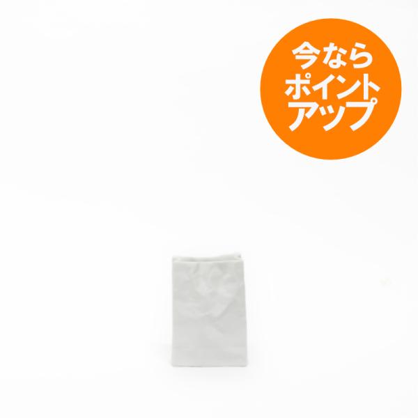 紙袋の形はそのままに、花器として仕上げたシリーズ。こちらは、そんなシリーズの「new crinkle superbag S / ニュー クリンクル スーパーバッグ Sサイズ」です。表面に釉薬を使用していない、「無釉」や「ビスク」と呼ばれる仕...