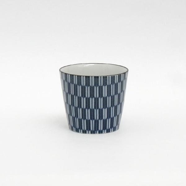 日本古来から着物などにも使われている吉祥文様を、印判という方法で絵付けした蕎麦猪口です。蕎麦猪口ですが、もちろん湯呑みなどカップとしても。和柄がなんとも落ち着いて、可愛らしい印象です。商品名にもなっている「ahare（あはれ）」とは、平安時...