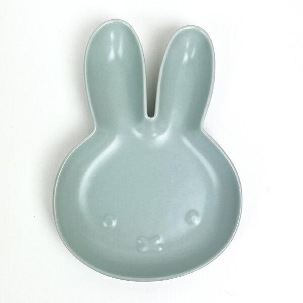 ミッフィーのダイカットが可愛い小さいプレートです。ケーキを乗せたり使い方色々。大きいプレート（別売り）とセット使いも素敵ですね。ちょっとしたお料理も盛り付けで美味しさ倍増ですね。お子様にもおすすめの人気アイテムです。電子レンジ・食洗器使用可◎