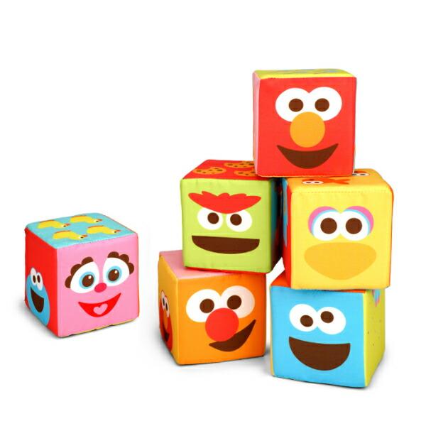 セサミストリートのふかふか布ブロックです。つかむ、並べる、積み上げる、崩す、転がすとお子さまの成長に合わせて色々な遊びができます！6このブロック全ての面に絵柄が描かれていて、物の名前を覚えたり、数字を覚えたり、絵合わせ遊びをしたりと楽しみな...