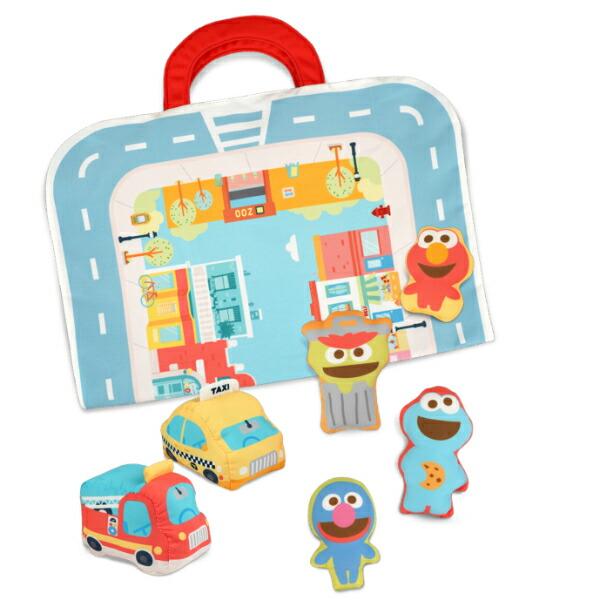 セサミストリートのタウンマットを広げて乗り物やお人形でごっこ遊びが楽しめるプレイセットです。ごっこ遊びが難しい月齢でも、音の鳴るしかけがあるお人形をニギニギフリフリすることで楽しめます♪遊び終わったらタウンマットを折り畳んでバッグ型にするこ...