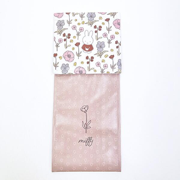 ミッフィーのお花モチーフが可愛いペーパーホルダーカバーです。水に強いPVC素材がgood♪一本支柱にも取り付けOKです（※支柱のサイズや形状によっては不可）スペアカバー付きなので、予備のトイレットペーパーもセットできちゃう☆ぜひお揃いのスリ...