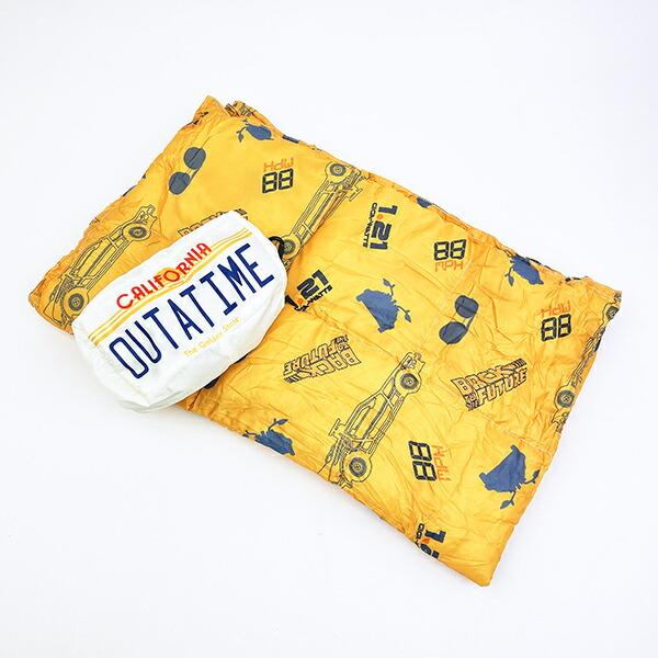 2025年に40周年を迎えるバックトゥザフューチャー。時代を超えて愛される作品の世界観を大切にしつつ、トレンドを取り入れたさりげないデザインのポーチ付きブランケットです。ポーチに入れてコンパクトに持ち運べます！バックトゥザフューチャー好きの...