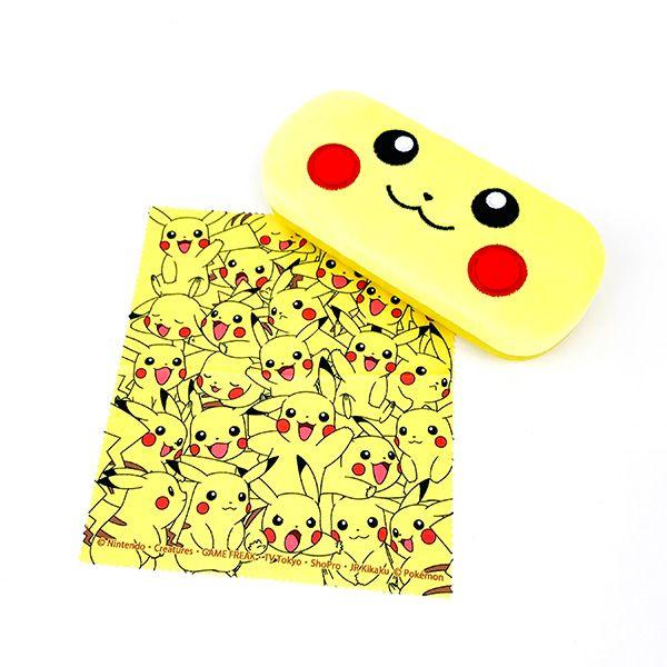 かわいいピカチュウのメガネケースです。フタの部分がもこもこしているのがポイントです。クロスもピカチュウがいっぱいでかわいいです。ピカチュウ尽くしの商品です。