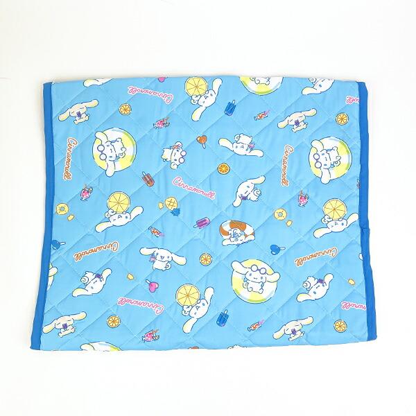 表面はひんやり冷たい接触冷感生地を使用。寝苦しい夜をひんやり快適に過ごせる枕パッドです。裏面に2か所ゴムが付いているので着脱も簡単◎