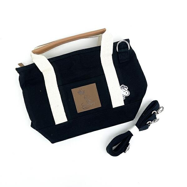 持ち手が合皮でオシャレなデザイン。ありそうでなかったショルダーの肩紐付き。中にはメッシュポケット付きで保冷剤を入れても◎お弁当やレジャーでのドリンクの持ち運びにも便利にお使いいただけます。