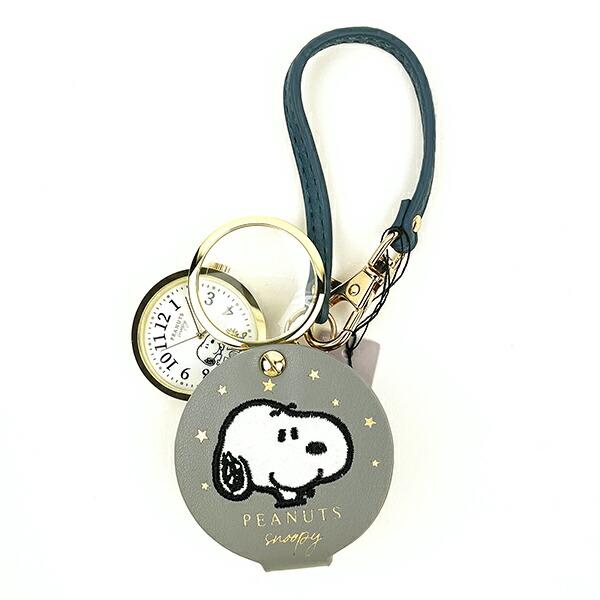 スヌーピーのルーペ付きハンドウォッチです。ゴールドで高見えしちゃいます♪カバー付きが嬉しいポイント！ルーペは単体で読書などにも使用できます。時計に重ねることで時間も見やすくなります。ケース付きなのでギフトにもぴったり☆バッグやリュックなどに...