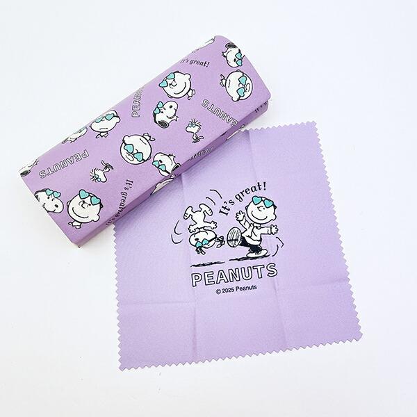 スヌーピーのメガネケースです♪大人なシックなデザイン♪クロスもケースによって、柄が違いとっても可愛い☆彡