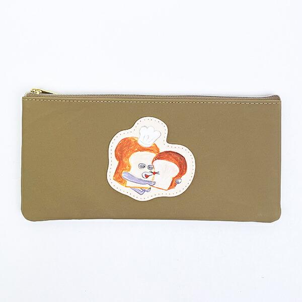 可愛いワッペンがチャームポイントなペンケースです。鮮やかなカラーリングを使いつつも日常にマッチする大人っぽい色味なので男女関係なく使用可能◎かさばらないスマートなフラットペンケースだからデスクの周りを綺麗に収納◎同シリーズでネイビーもござい...