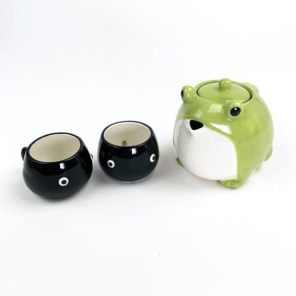 カエルの親子のティーセットです。コロンとしたフォルムがかわいい。ほっこりティータイムをどうぞ♪ポット：600ml カップ：140ml