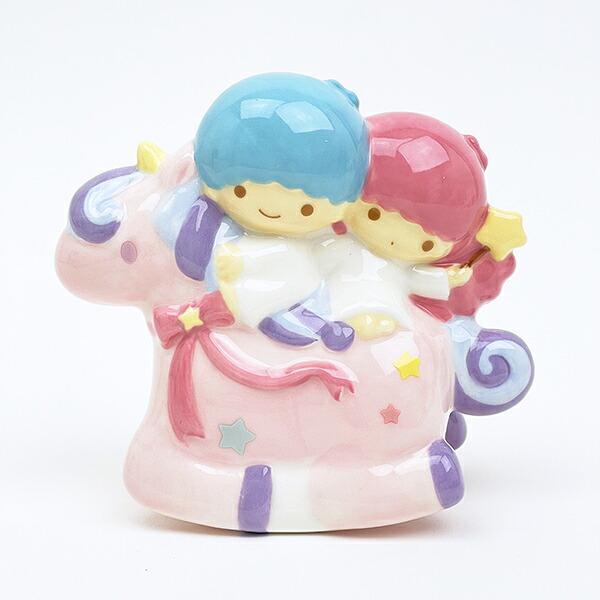 キキララのゆらゆら揺れてかわいい貯金箱です。ユニコーンに乗ったふたりの姿がとても可愛い♪キキララと一緒なら貯金も楽しめそう☆存在感抜群なのでインテリアにぴったりです♪ぜひキキララ好きの方はGETしてみてください☆彡
