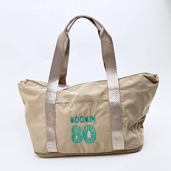 ムーミン80周年の特別アートが可愛いサイズアップボストンバッグです。広めのマチと大容量サイズで、旅行やお出かけなどに大活躍すること間違いなし！荷物が多いときは底のファスナーを開けばサイズアップができるのも嬉しいポイント♪内生地には80周年記...