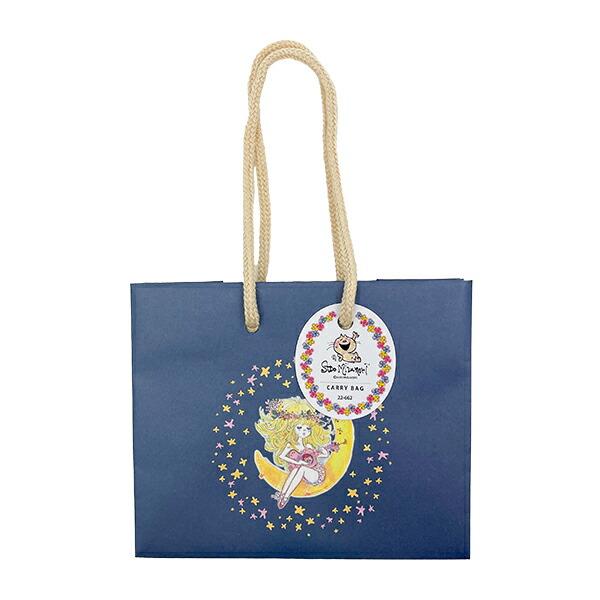 どこか懐かしさを感じる水森亜土のイラストのキャリーバッグです。シックなデザインでとってもおしゃれ☆持ち手がしっかりしているので普段使いもできちゃいます♪サブバッグとしても◎亜土ちゃん好きの方へのお渡し用袋にすれば喜ばれること間違いなしです☆...