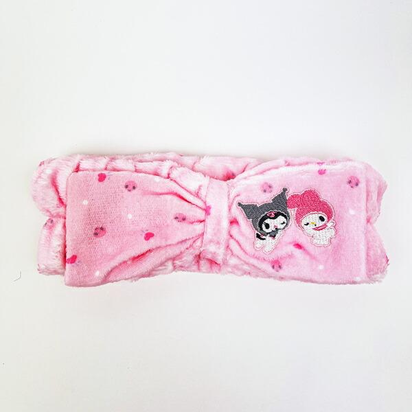 マイメロとクロミの Anniversariesデザインのヘアバンドです♪ふわふわな手触りで優しく髪をあげてくれる♪忙しい朝やお風呂上りにあったら便利アイテム☆彡クロミとマイメロの刺?デザインが可愛い♪