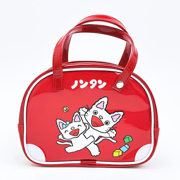 ノンタンのボストンバッグ風ポーチです。メイク用品や洗面用具などを入れるのにぴったり☆裏面はクリア素材なので、お気に入りのアイテムを可愛く見せながら持ち歩けます♪持ち手をお気に入りのバッグに付けることもできちゃいます☆