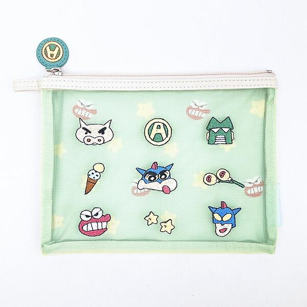 クレヨンしんちゃんデザインのフラットポーチです。表面がメッシュで刺繍ワッペンが施された大きめサイズ◎ペンポーチや化粧ポーチとしても使える！裏面は合皮、内生地にはそれぞれデザイン生地を使用したカラフルなデザイン♪中が見えるから領収書や書類など...