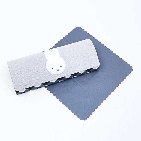 シックな色合いにモコモコのサガラミッフィーが付いていてとってもキュートなメガネケースです。メガネクリーナー付きが嬉しい〜♪もこもこのミッフィーがポイントです☆