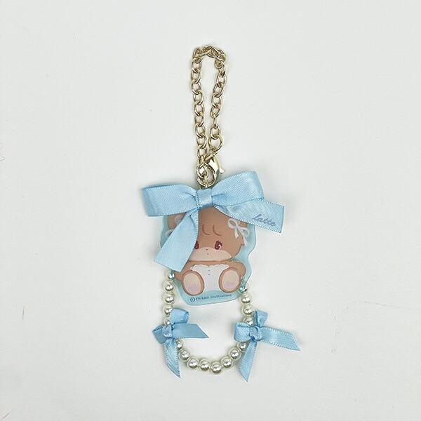 3つのリボンとキャラクターカラーが特徴的なキーホルダーです。リボンにはそれぞれの名前が入っています。バッグのワンポイントとしておすすめです。