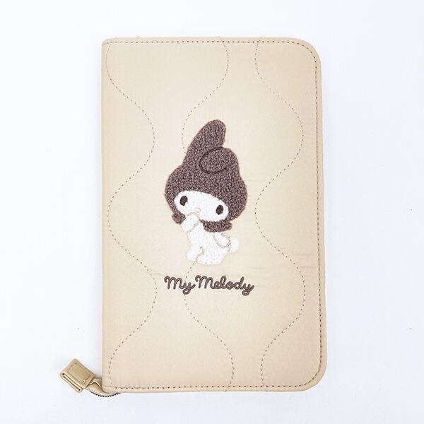 こちらは忙しいママの必需品マルチケース（母子手帳ケース）です。大小の様々なポケット付きで、保険証や母子手帳、診察券、領収書などまとめておけば、お出かけの時にサッと持ち出せて便利◎