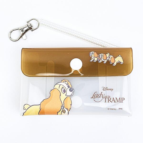 クリア素材のふたごポーチです。2つのポケットでリップやお薬などの小物を収納するのにぴったり◎スプリングキーホルダーだからお気に入りのカバンやリュックなどに付けてお出かけできる便利アイテム◎