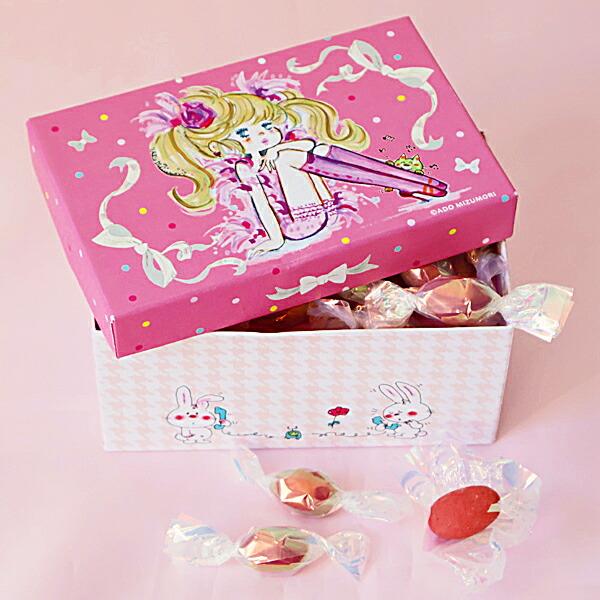 亜土ちゃんのキュートな世界観がぎゅっと詰まった特別なショコラボックスが登場です。香ばしいアーモンドを包み込むのは甘ずっぱい苺チョコレート。ひと口食べるたび、気分まで明るくなるご褒美スイーツです！自分へのご褒美にはもちろん、大切な人へのギフト...