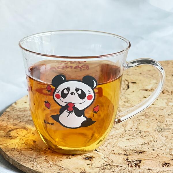丸みを帯びた形がかわいい耐熱ガラスマグが登場です。いちごを頬張るレトロなルネパンダがキュート！耐熱なのでティーカップとしてもおすすめです。ちょうど良いサイズ感で勉強や仕事のお供にも。きれいな発色の秘密は国内での焼き付け。ガラスにもこだわった...