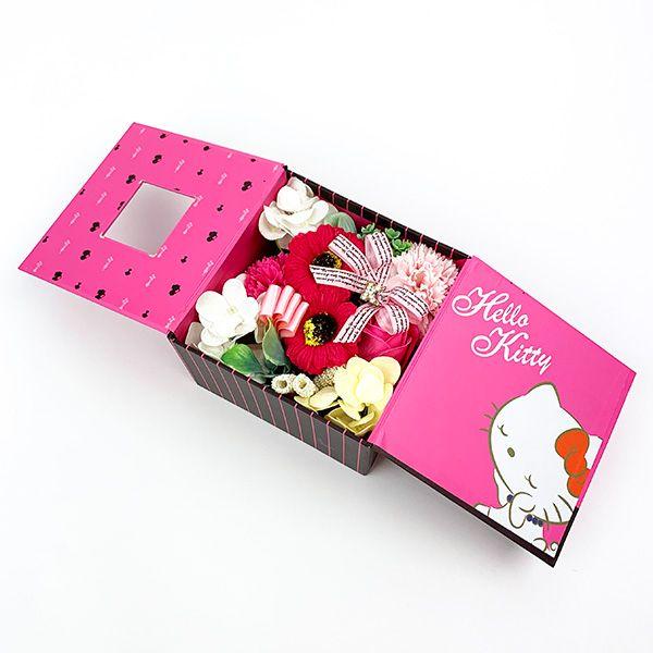 黒とピンクのレディな箱とカラフルなお花がベストマッチ♪お花は入浴剤としてお使いいただけます♪