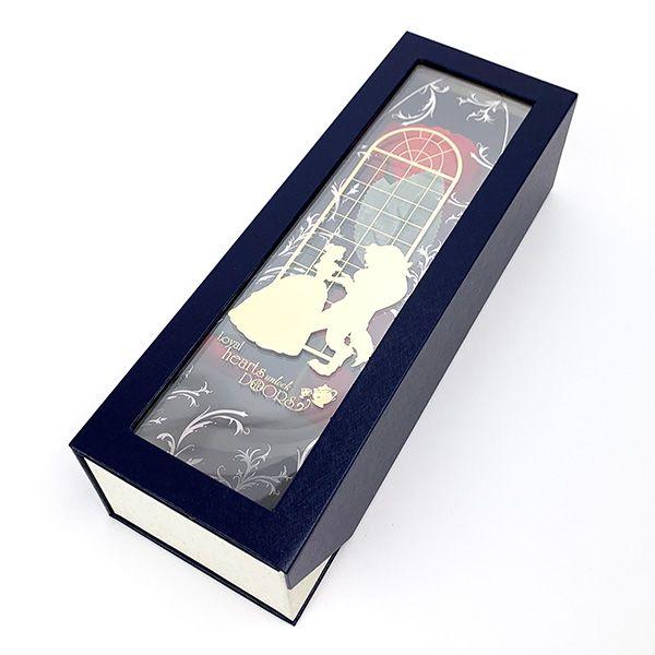 上品なマグネット式の扉で箱の中には真っ赤なバラの花。プレミアムなガーデンローズの香りで、高級感のあるギフトです♪