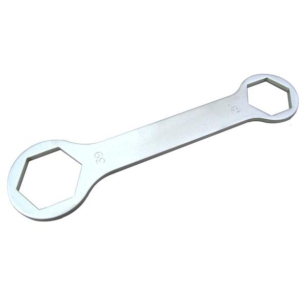 バイクのクラッチオーバーホールの必需品！主にホンダ系スクーターのクラッチハウジングナットの緩締に使用するクラッチナットレンチとなります。 ■商品仕様■サイズ：32mmｘ39mm商品サイズ：220×58×4mm参考適合車種：HONDA系、SU...