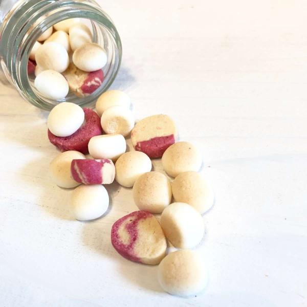 〜Bonpuchiかわいい瓶シリーズ〜いちごのマーブルクッキーです。見た目も可愛く、プレゼントにもおすすめ！※直射日光、高温多湿を避けて保存して下さい。また開封後は冷暗所で保管しなるべく早くお召し上がり下さい。内容量：20g原材料：馬鈴薯で...