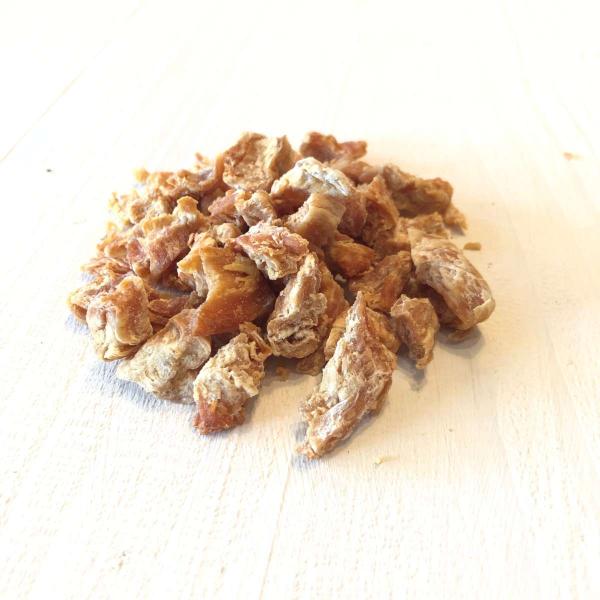 九州産の鶏ささみを小さくカット！風味も与えやすさも抜群！九州産鶏ささみを丁寧に乾燥後、小さくカットし与えやすいおやつに仕上げました。※直射日光、高温多湿を避けて保存して下さい。また開封後は冷暗所で保管しなるべく早くお召し上がり下さい。内容量...