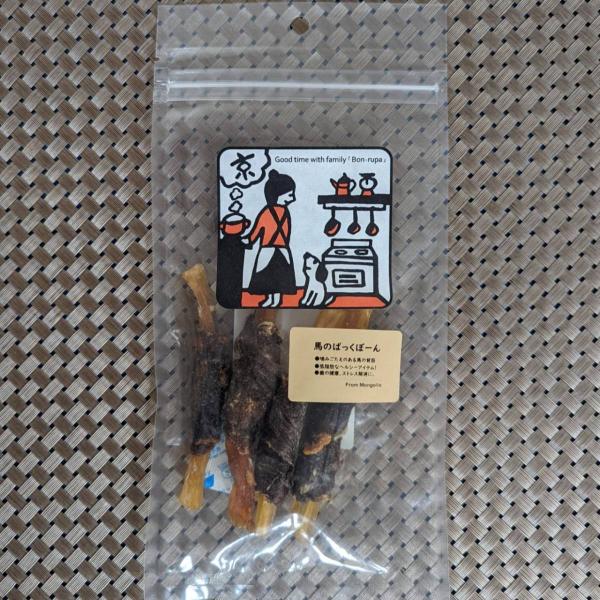 馬の背筋に馬肉を巻いたおやつ。カリカリっガリガリっと噛んでストレス解消！大自然で育った馬モンゴル産です。※直射日光、高温多湿を避けて保存して下さい。また開封後は冷暗所で保管しなるべく早くお召し上がり下さい。内容量：30g原材料：馬の背筋原産...