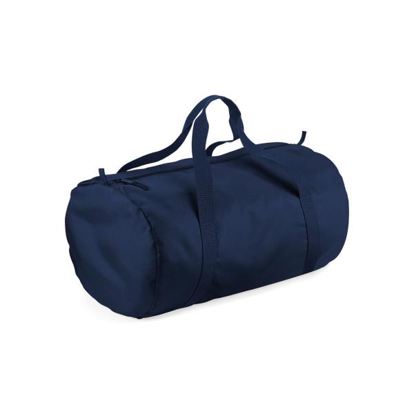 素材: ポリエステル。W: 50cm。L: 30cm。D: 26cm。デニール: 210デニール。デザイン: バレル。素材のテクノロジー: 雨や雪の水滴による内部の濡れを防ぐ耐水加工。留め具: ファスナー。ロゴ入りファスナープラー。取り外せ...