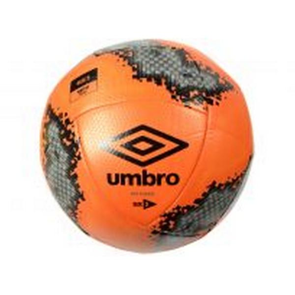 Umbroサッカーボール。5号サイズ。表皮素材: エンボス加工TPU。素材の厚さ: 0.15mm。補強層: 2層、構造: マシンステッチ。チューブ: ラテックス。パネル: 16。重量: 410-450g。