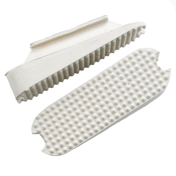 スロープがついたドレッサージュ用ホワイトラバー素材トレッド。1組での販売です。