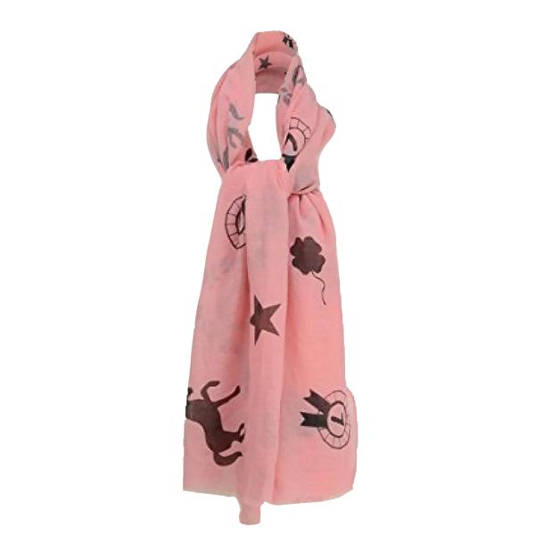 肌寒い季節にぴったり。コーディネイトの差し色に。ホースシュー・クローバー・星・馬・ロゼットとトロフィーが散りばめられたスタイリッシュなデザイン。液温30度以下で洗濯機洗い可。