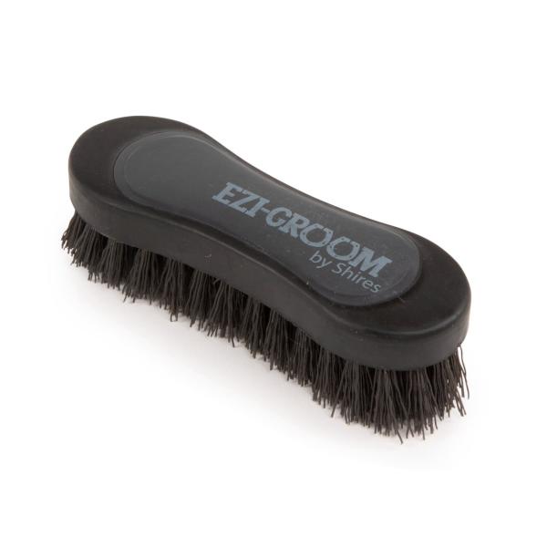 ロゴ入り。ツートンカラーデザイン。泥の除去に。ホコリの除去に。握り心地のよい本体部分。硬めブラシ毛。ハンドルの特長: ソフトグリップ。