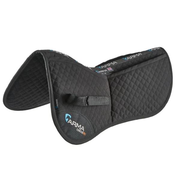 素材テクノロジー: モイスチャーウィッキング、汗を瞬時に逃すウルトラ Driゾーン。留め具: 面ファスナー留めストラップ。曲線デザイン、丈夫なガースガード、ライニング付き、。馬のカーブに併せて低圧縮シムをポケットに入れ、フィットを調節できま...